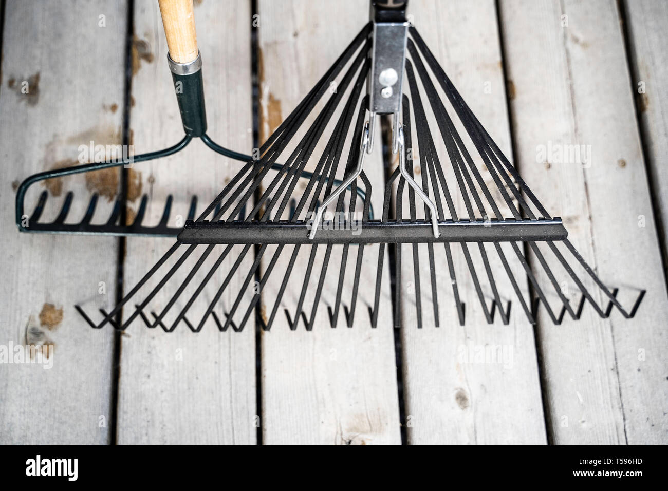 Garden rakes hi-res stock photography and images - Alamy