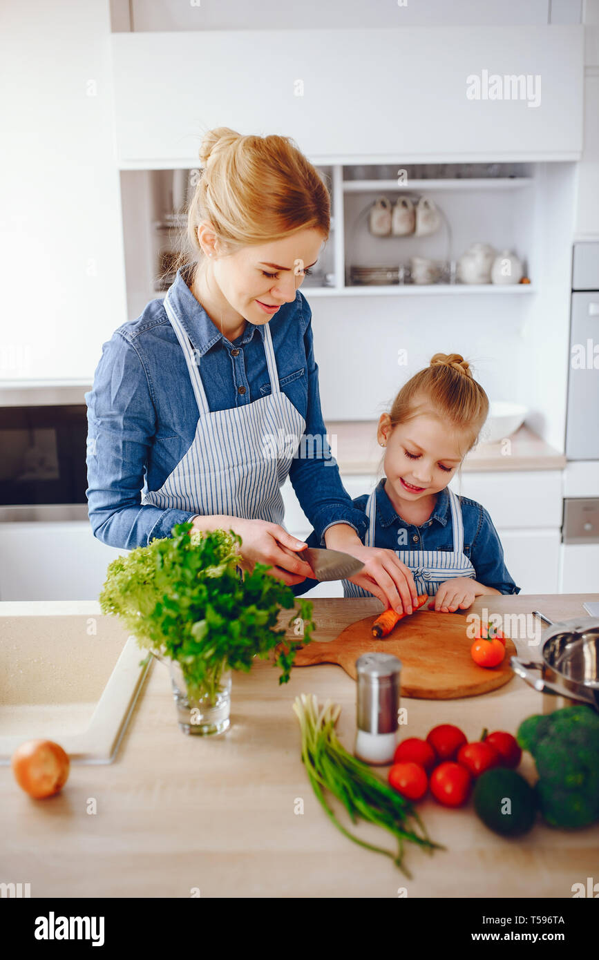 Mom cooking dinner hi-res stock photography and images - Alamy