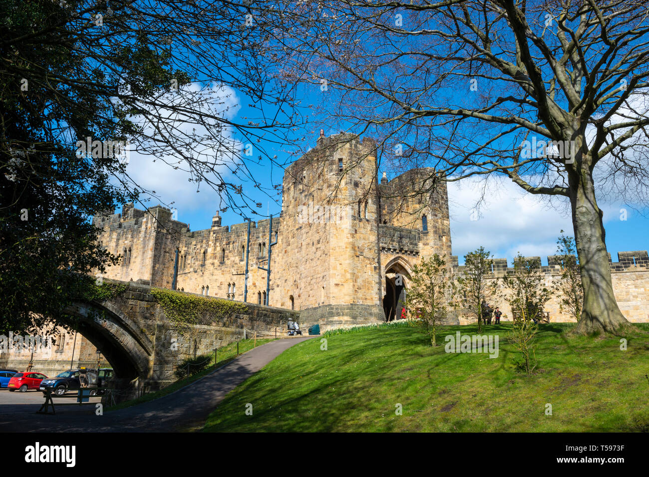 Entrance Gateway at Alnwick Castle in Northumberland, England, UK Stock ...