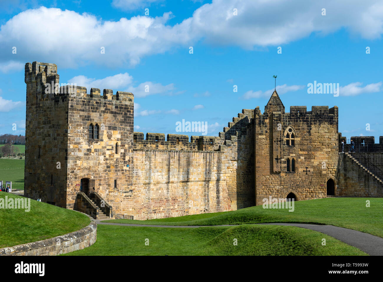 Postern Tower and Constable’s Tower from the inner bailey at Alnwick ...
