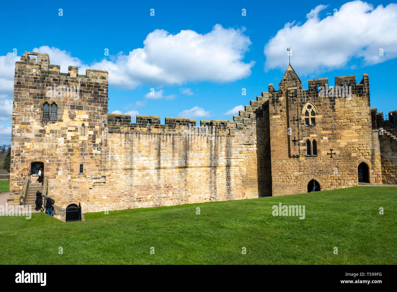 Postern Tower and Constable’s Tower from the inner bailey at Alnwick ...