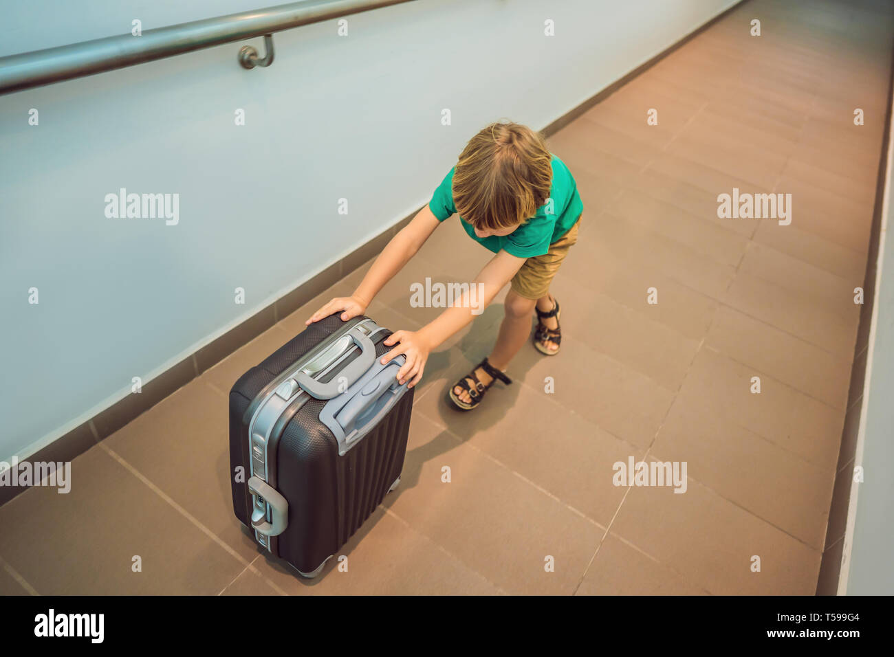 Child with suitcase hi-res stock photography and images - Alamy