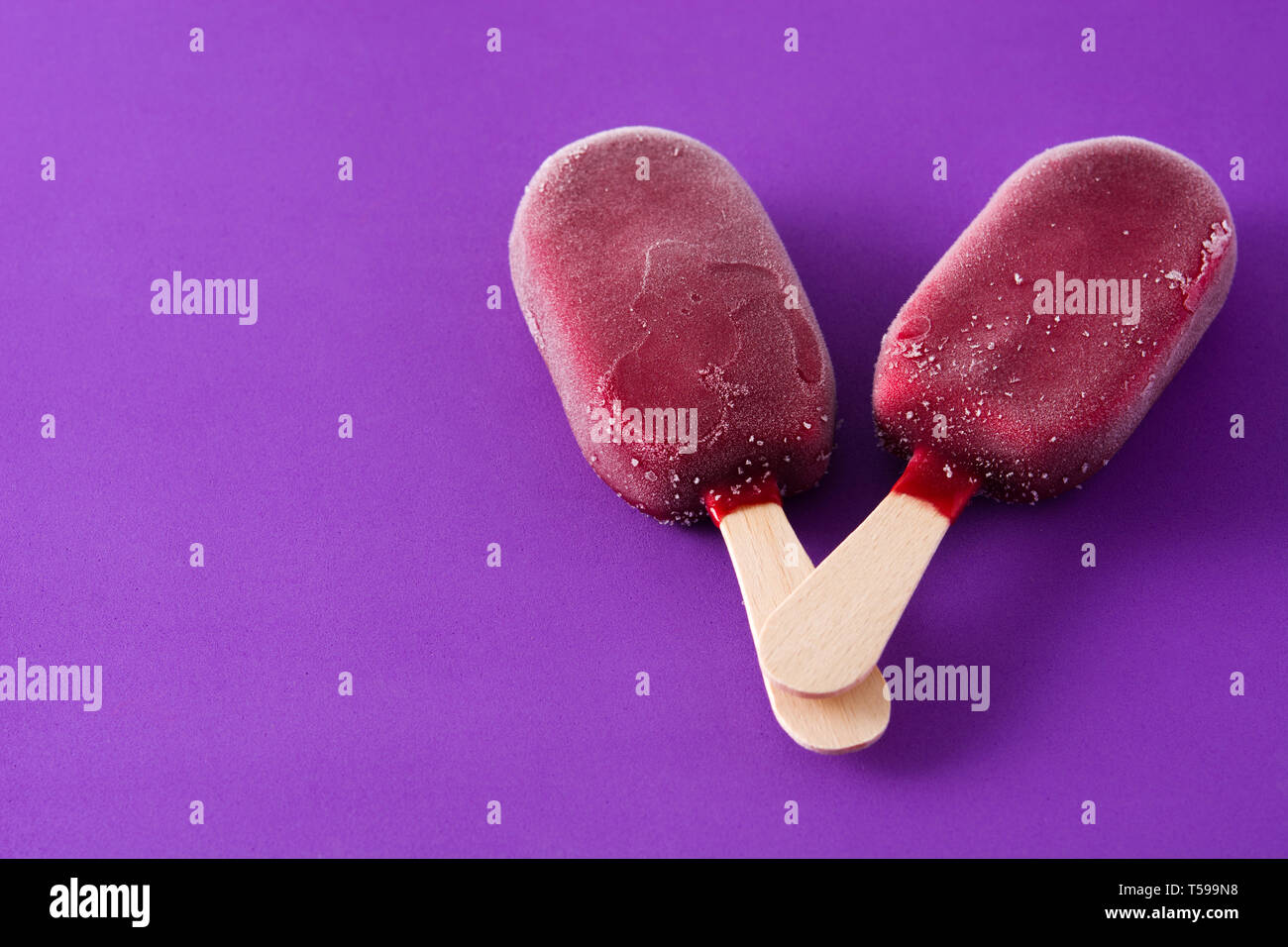 Violet purple berries hi-res stock photography and images - Alamy