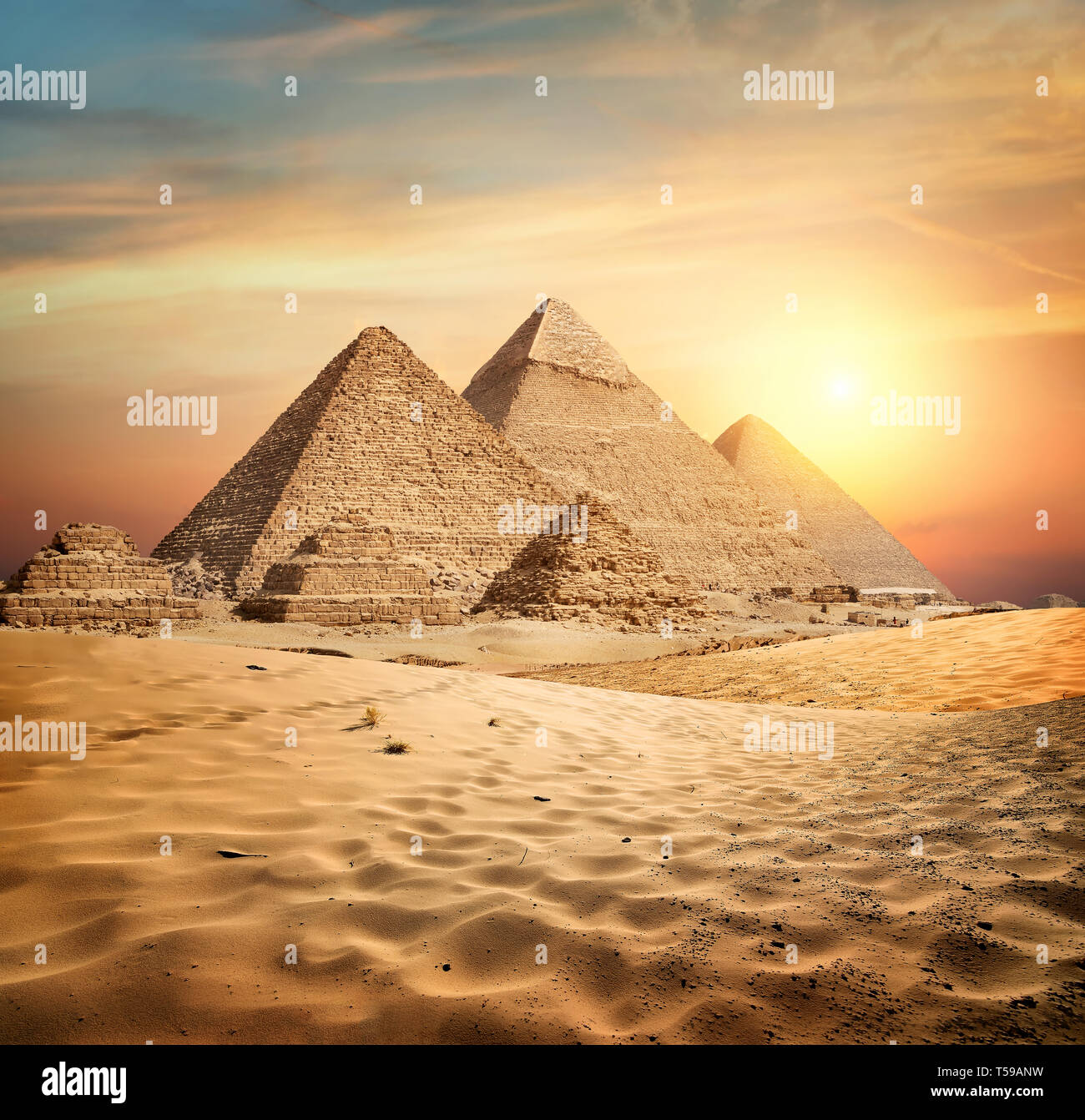 Egyptian pyramids hi-res stock photography and images - Alamy