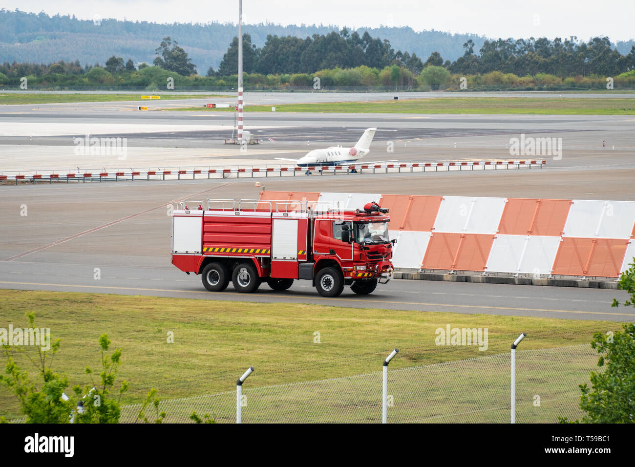 Airport fire truck hi-res stock photography and images - Alamy