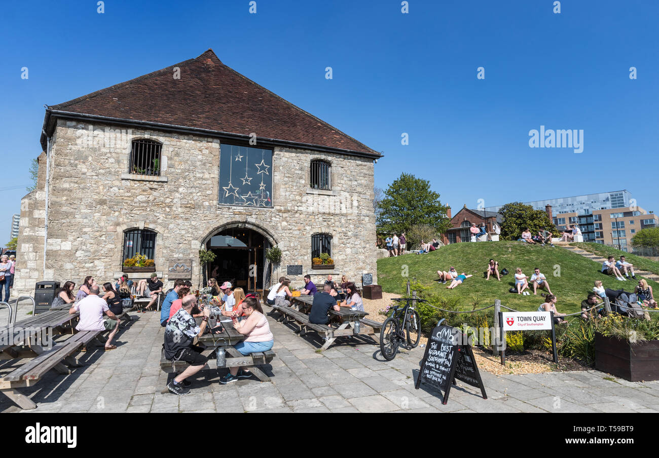 Dancing man pub southampton hi-res stock photography and images - Alamy