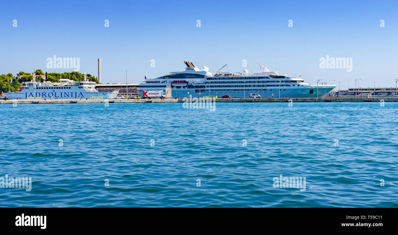 Ferry cruise in harbour hi-res stock photography and images - Alamy