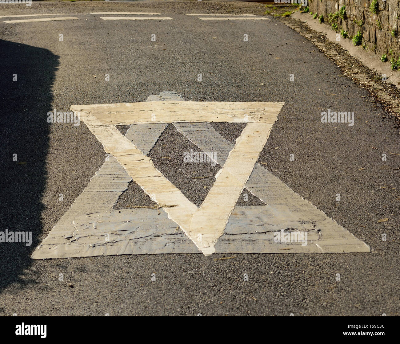 A confusing give-way sign Stock Photo - Alamy