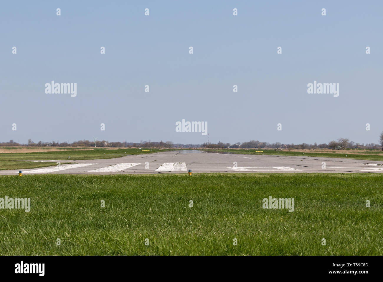 Runway markings hi-res stock photography and images - Alamy