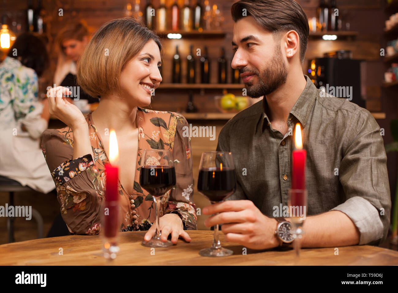 First date bar hi-res stock photography and images - Alamy