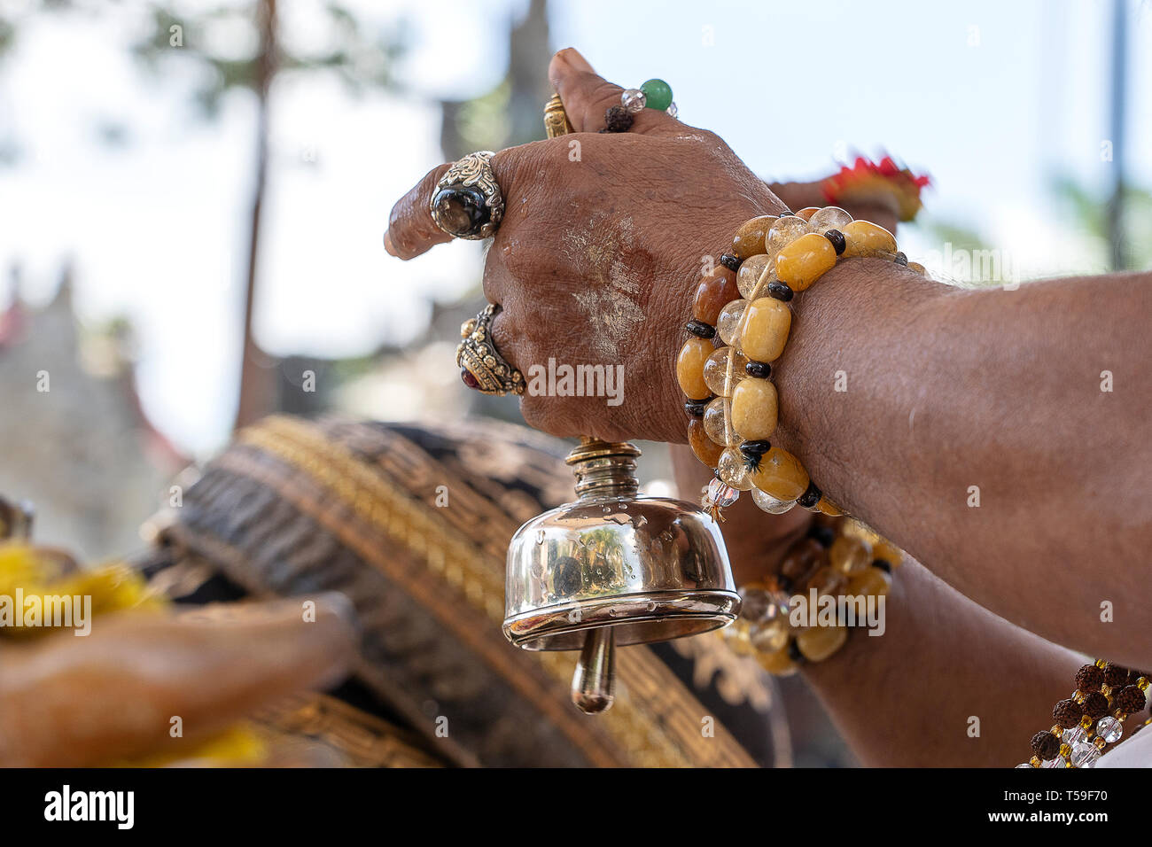 Man during hindu cremation ceremony hi-res stock photography and images ...