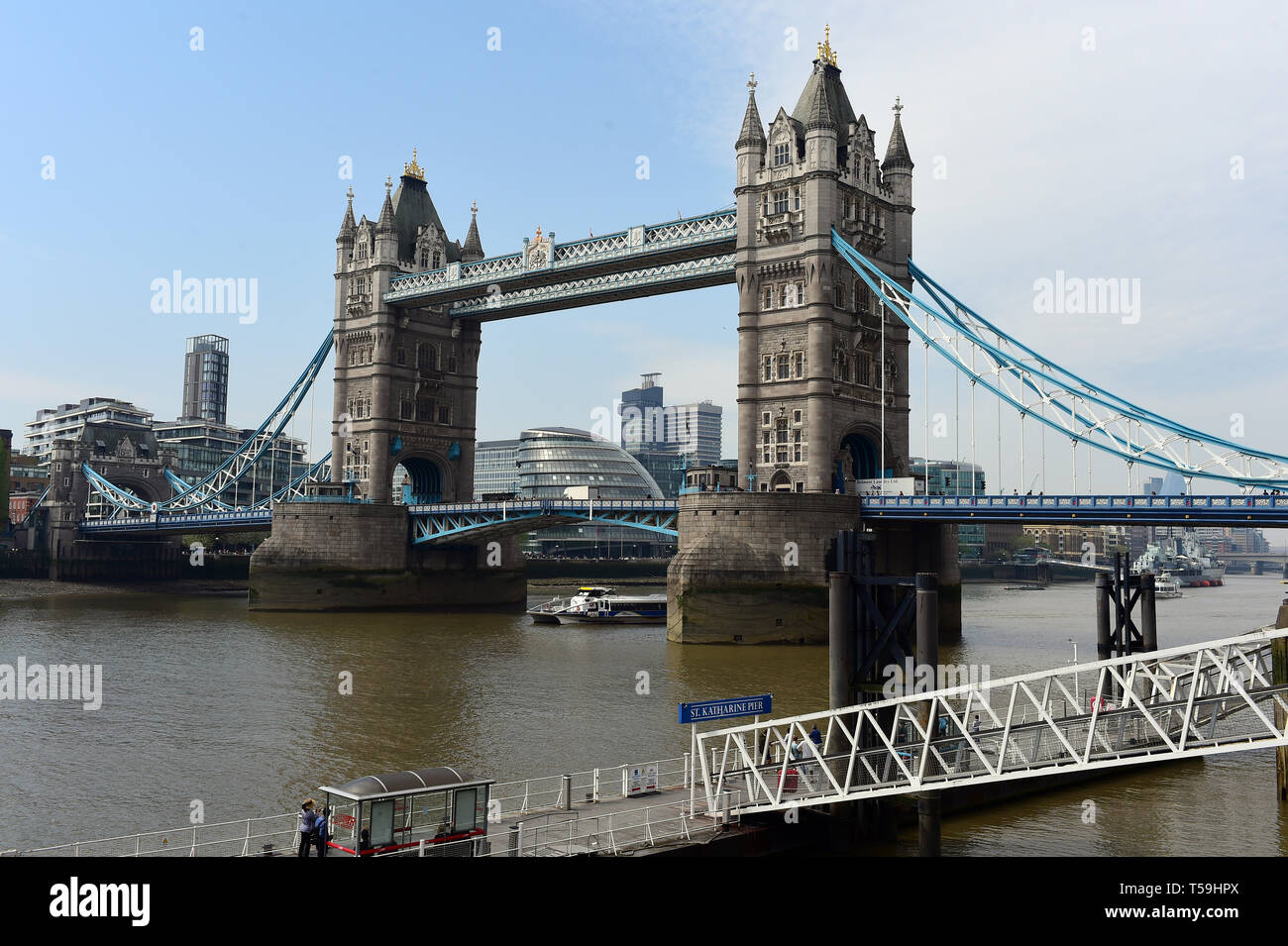 Tower bridge lift bridge crossing the thames hi-res stock photography ...