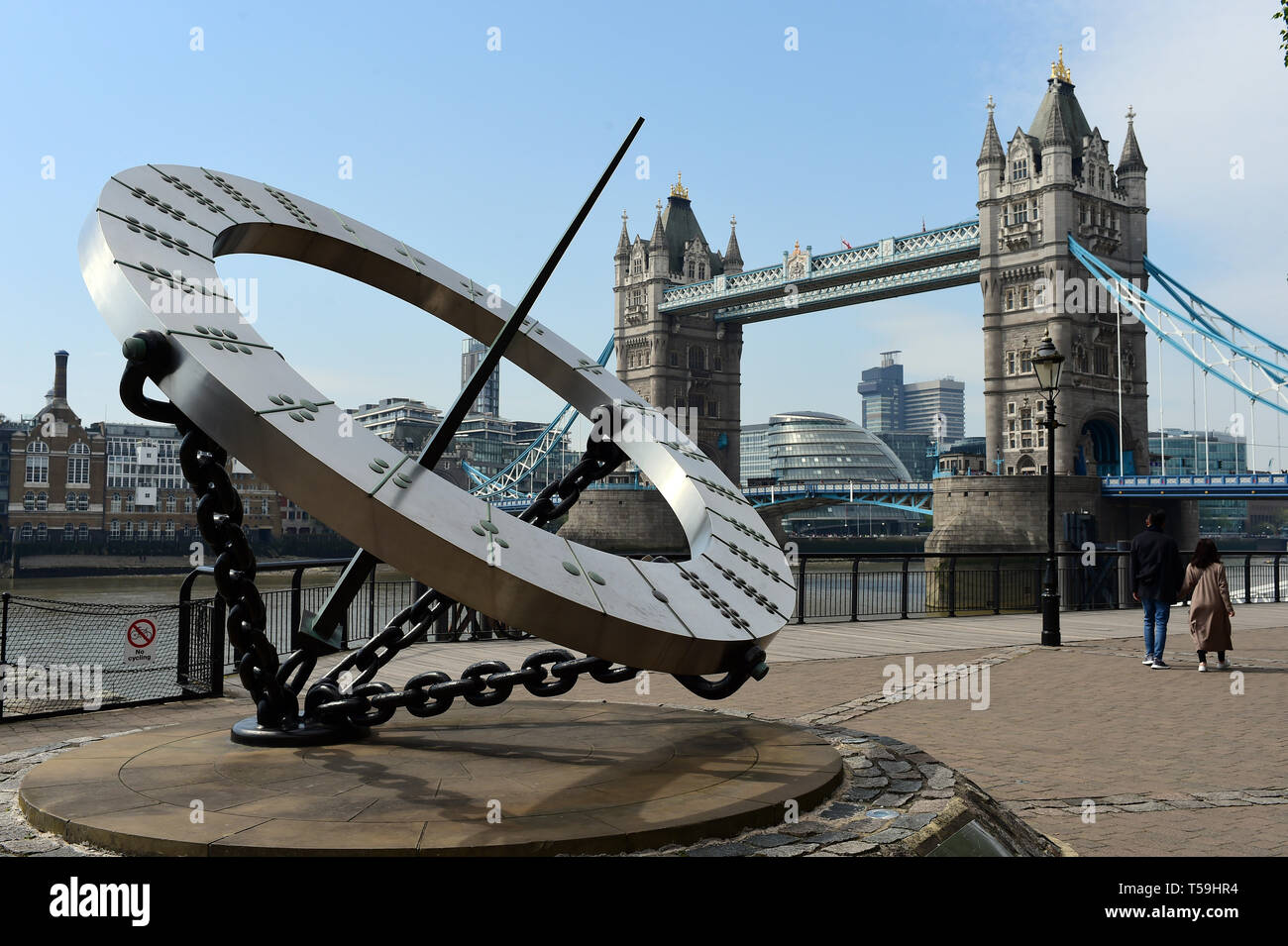 London bridge opening lift hi-res stock photography and images - Alamy