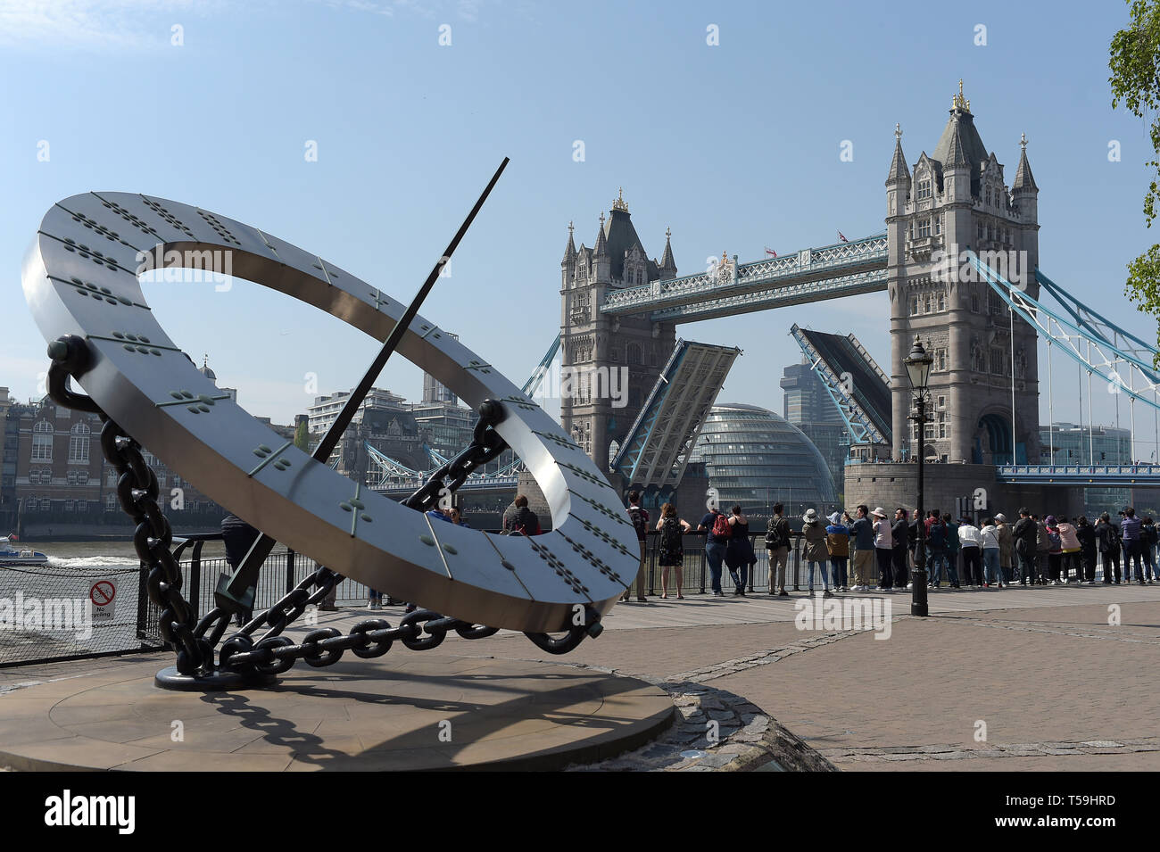 London bridge opening lift hi-res stock photography and images - Alamy