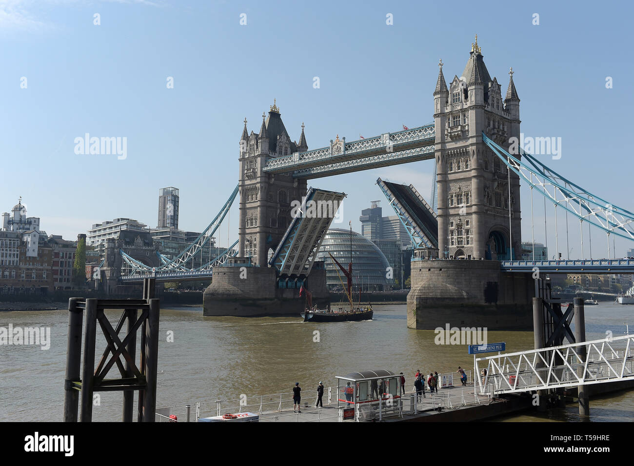 London bridge opening lift hi-res stock photography and images - Alamy