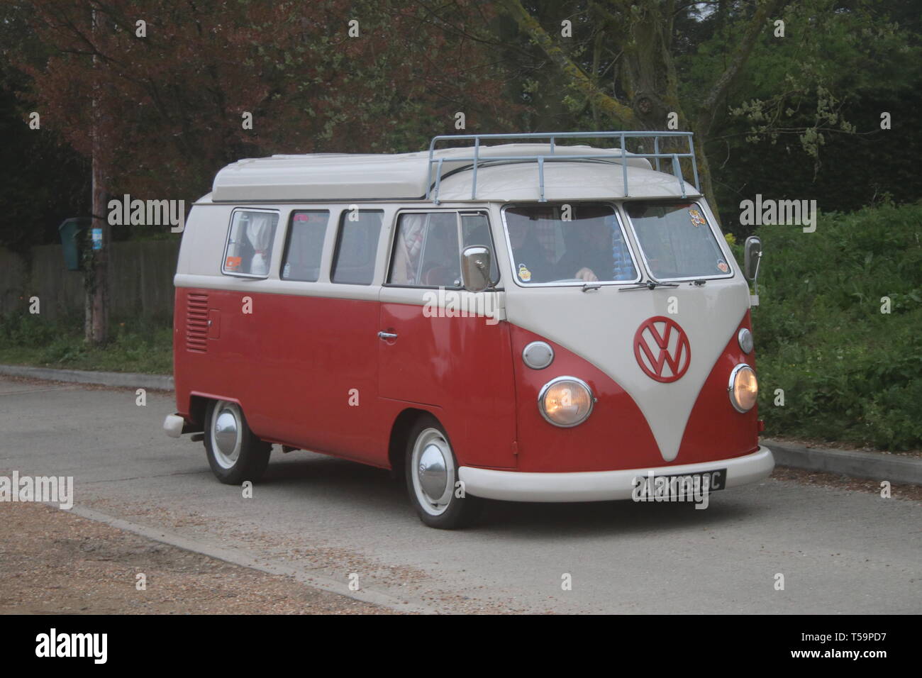 A RETRO CLASSIC VW VOLKSWAGEN CAMPER VAN BUS Stock Photo - Alamy