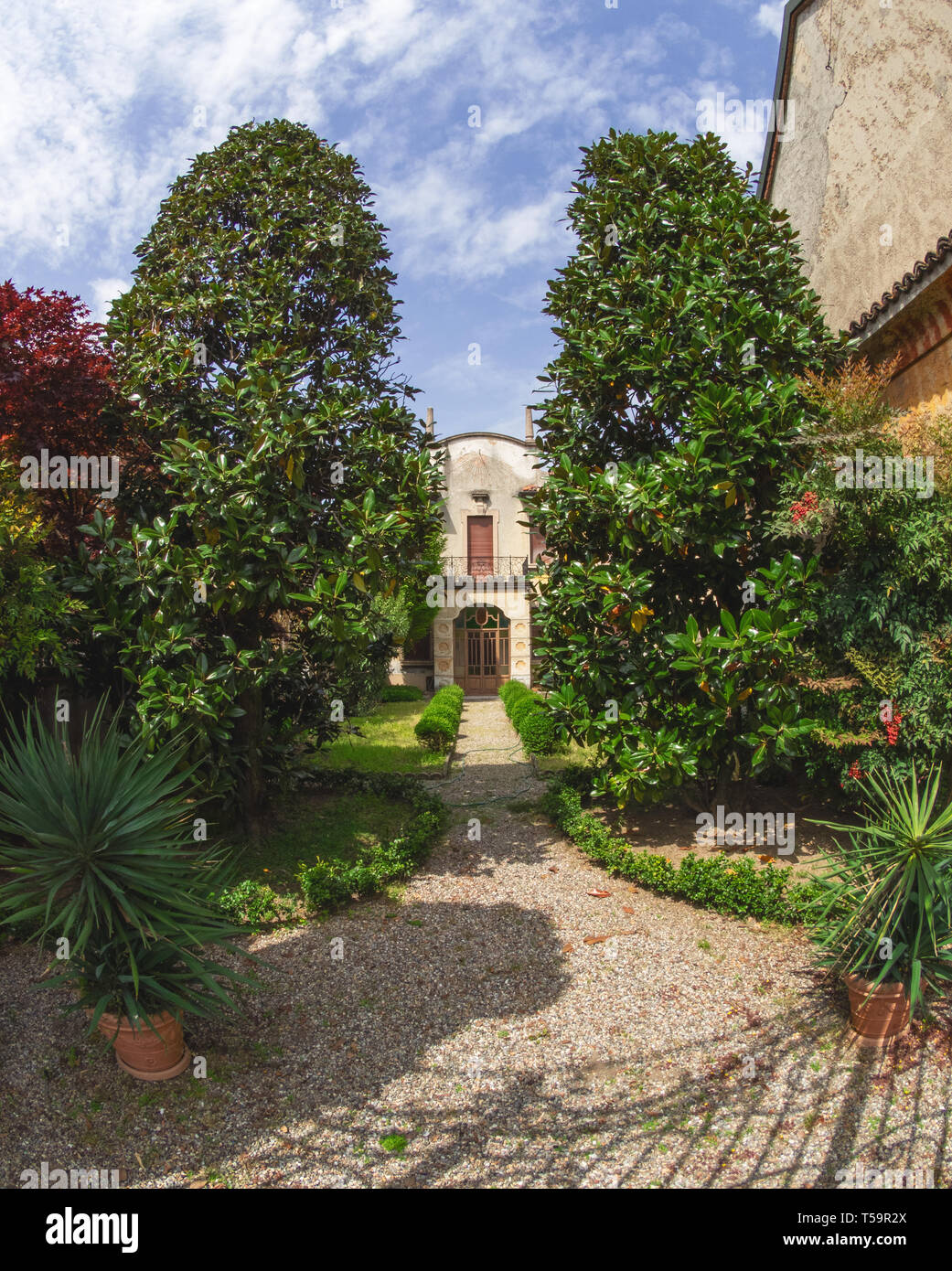 Country cottage garden path hi-res stock photography and images - Alamy