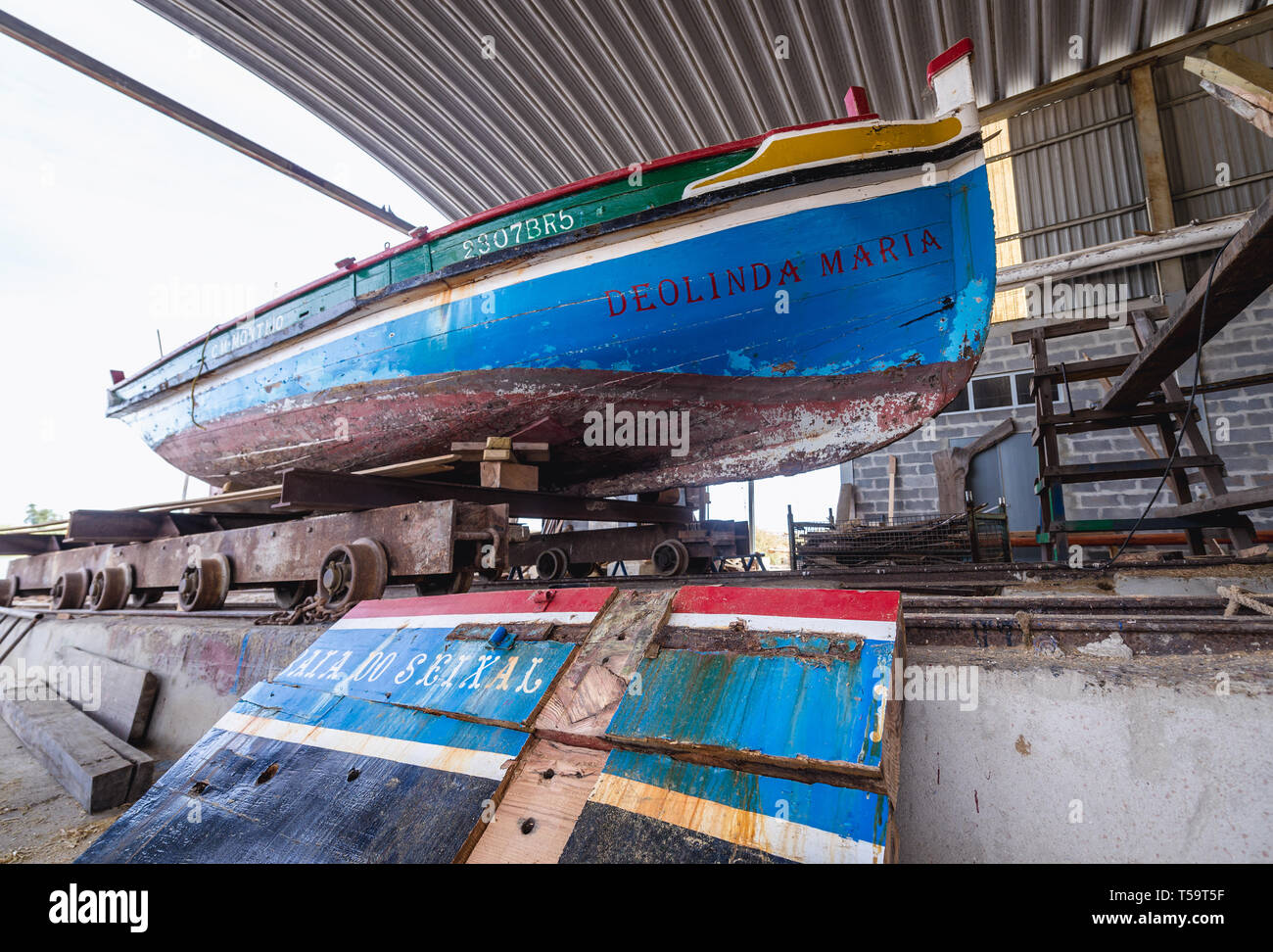 Traditional boatyard building wooden boats hi-res stock photography and ...