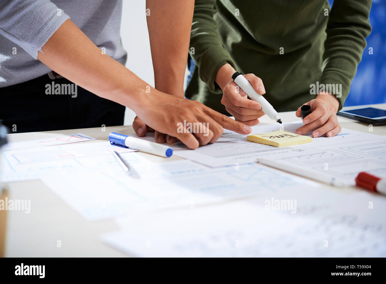 Making sticky notes while working on project Stock Photo - Alamy