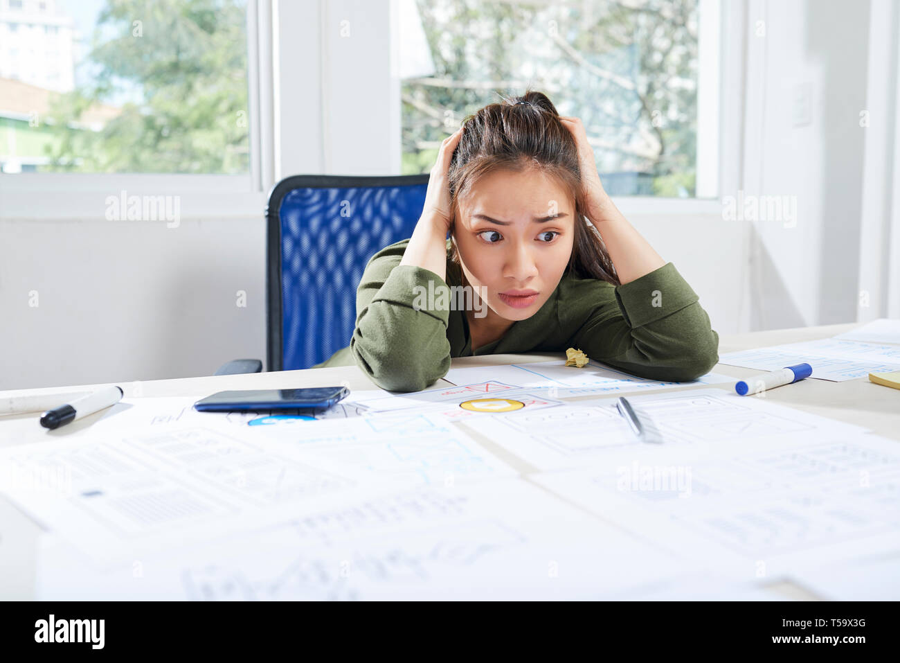 Confused puzzled young lady hi-res stock photography and images - Alamy