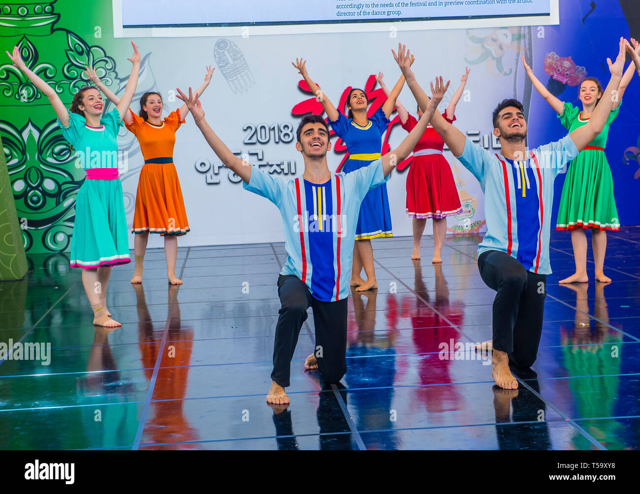 Israeli folk dance hi-res stock photography and images - Alamy