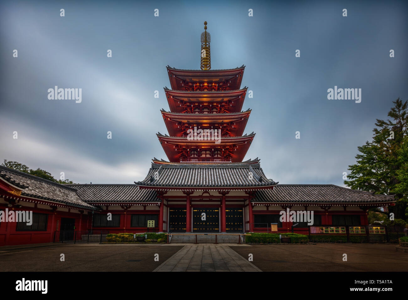 Sensoji red buddhist temple hi-res stock photography and images - Alamy