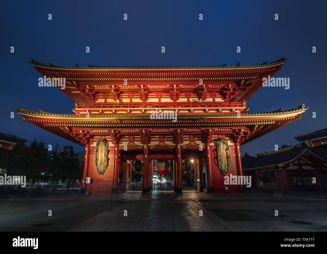 Red japanese temple hi-res stock photography and images - Alamy