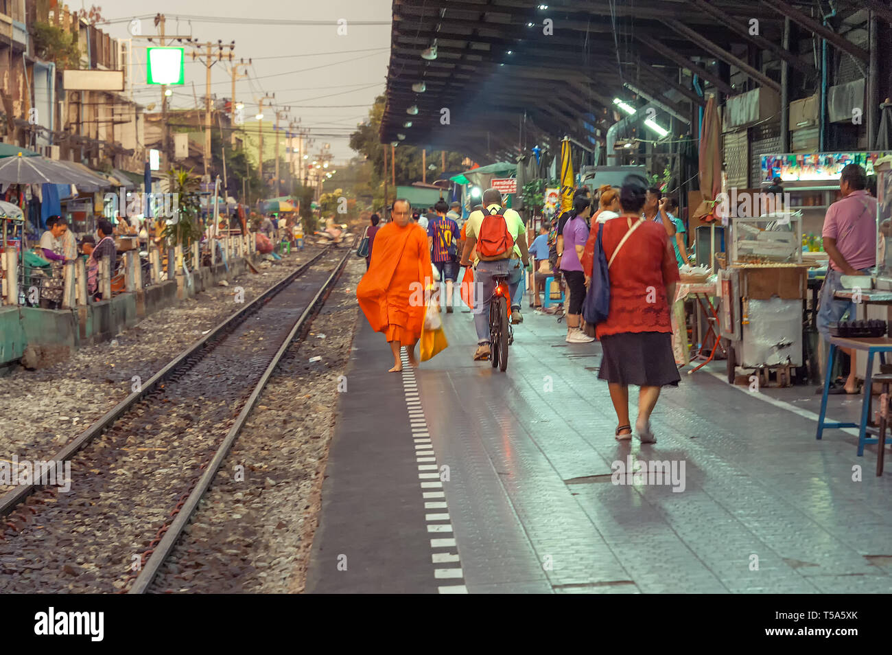 Thonburi food hi-res stock photography and images - Alamy