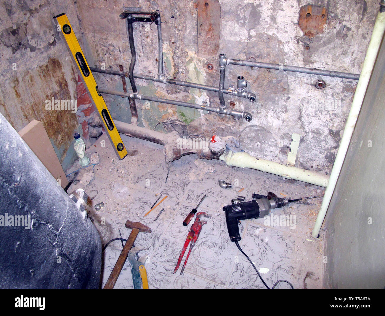 Destroyed walls hi-res stock photography and images - Alamy