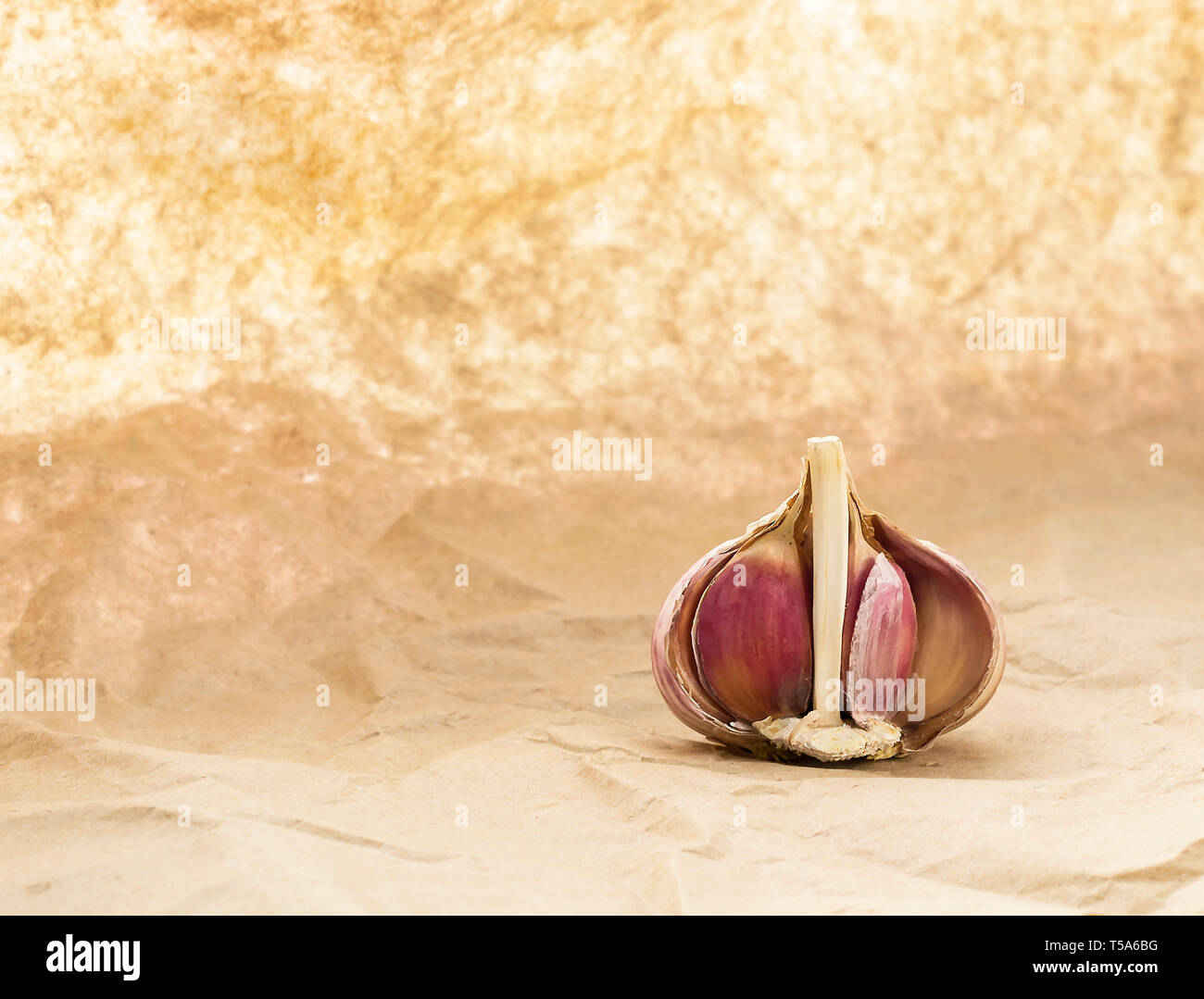 Garlic half head hi-res stock photography and images - Alamy