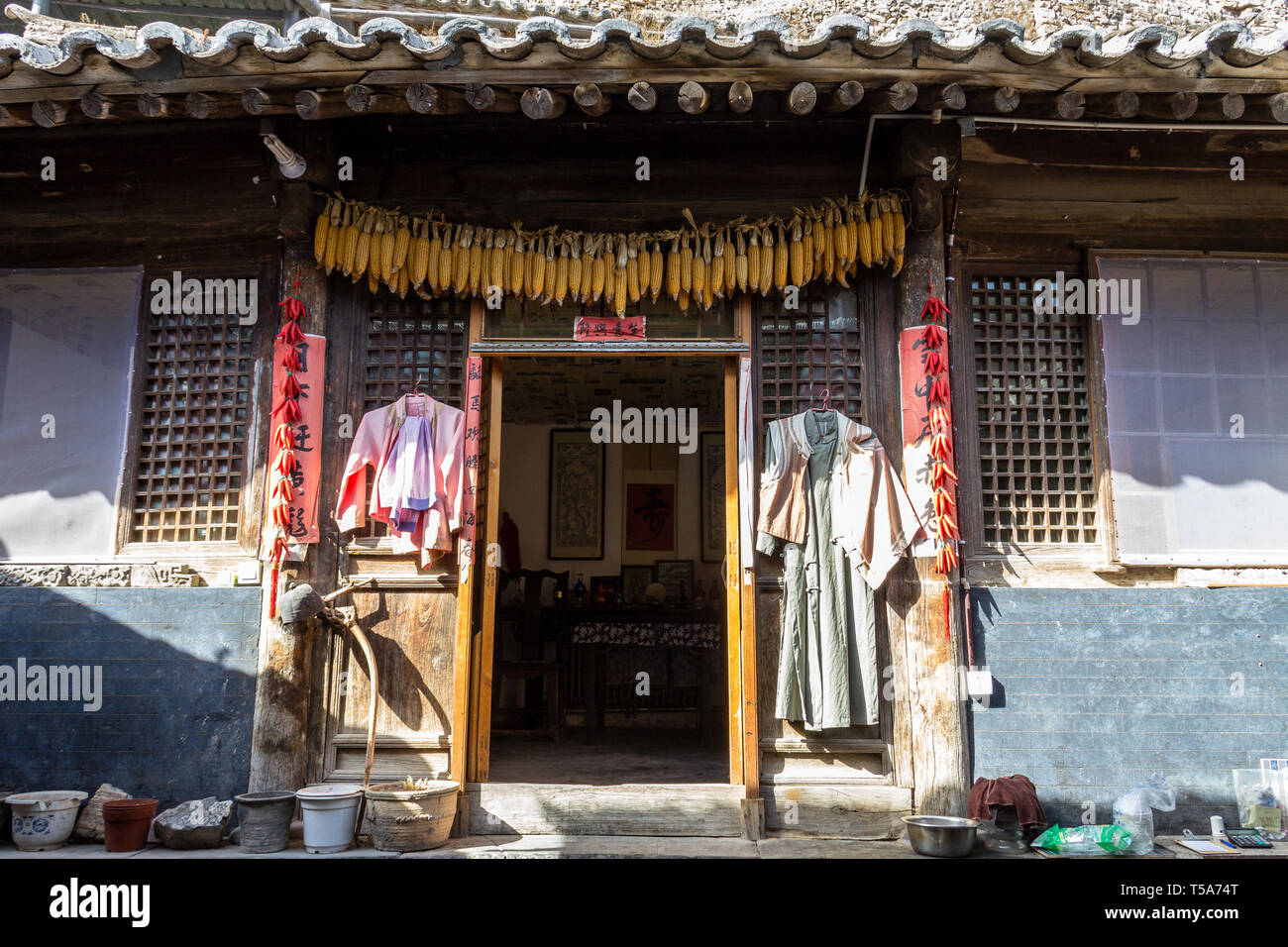 Courtyard house china hi-res stock photography and images - Alamy