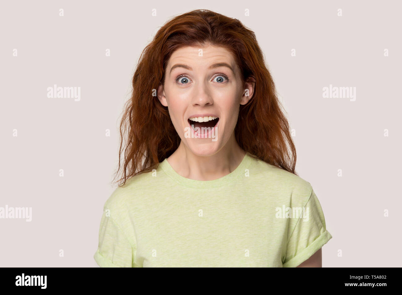 Shocking red hi-res stock photography and images - Alamy