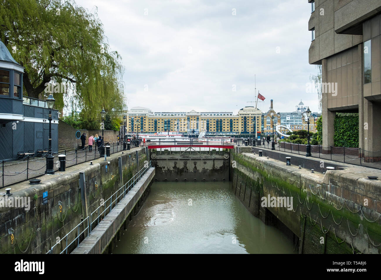 St katherine dock lock hi-res stock photography and images - Alamy