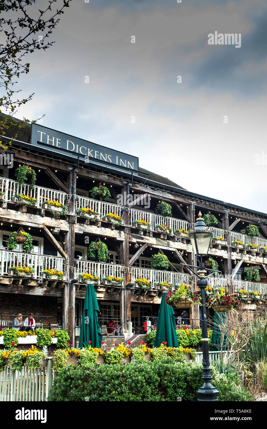 St katherines dock dickens inn hi-res stock photography and images - Alamy