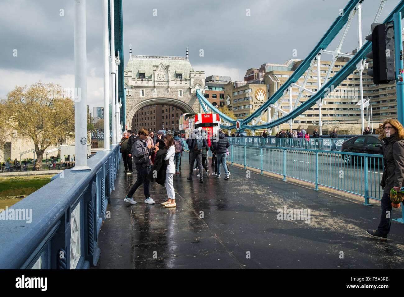 Busy traffic on london bridge hi-res stock photography and images - Alamy