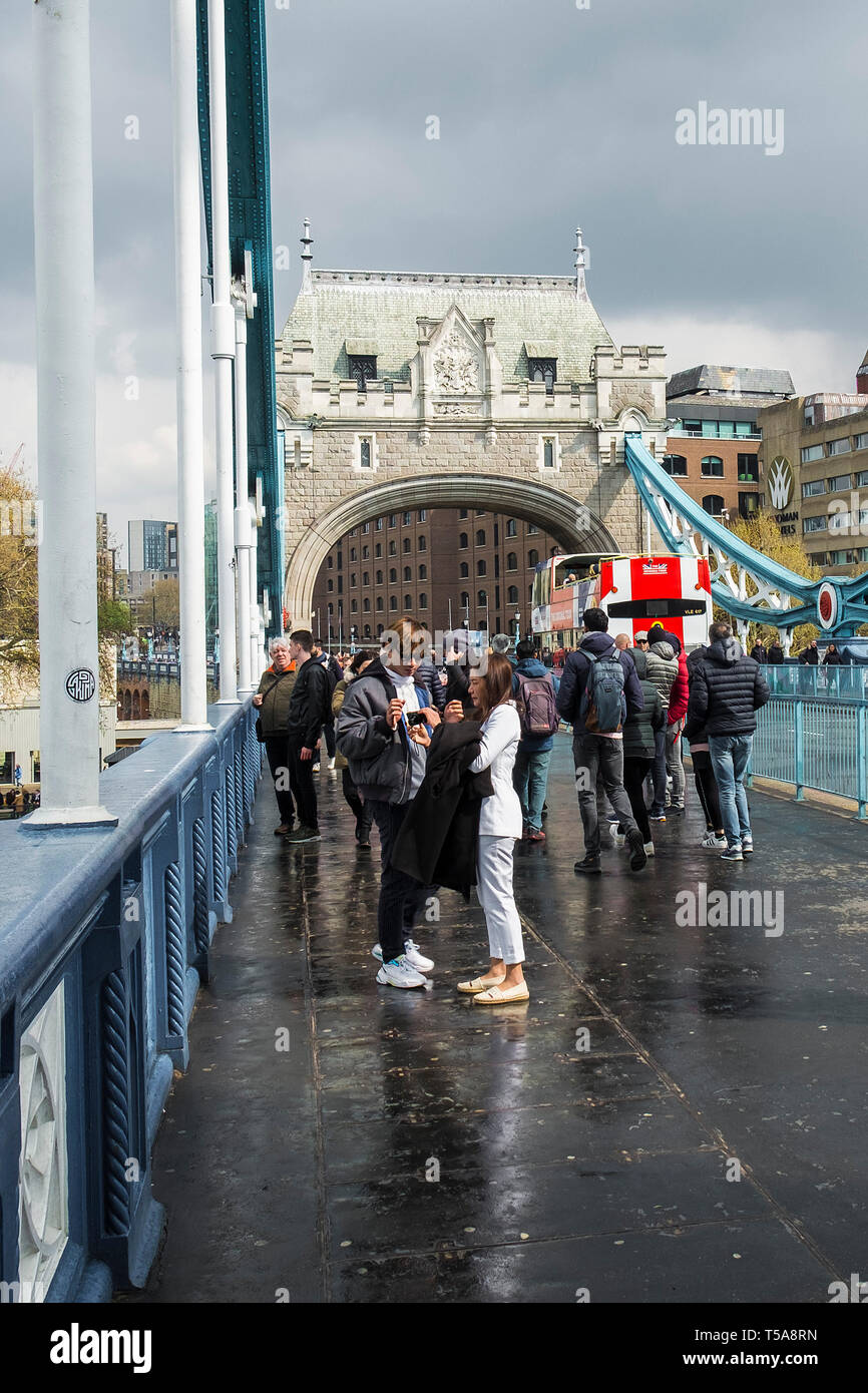 Busy traffic on london bridge hi-res stock photography and images - Alamy