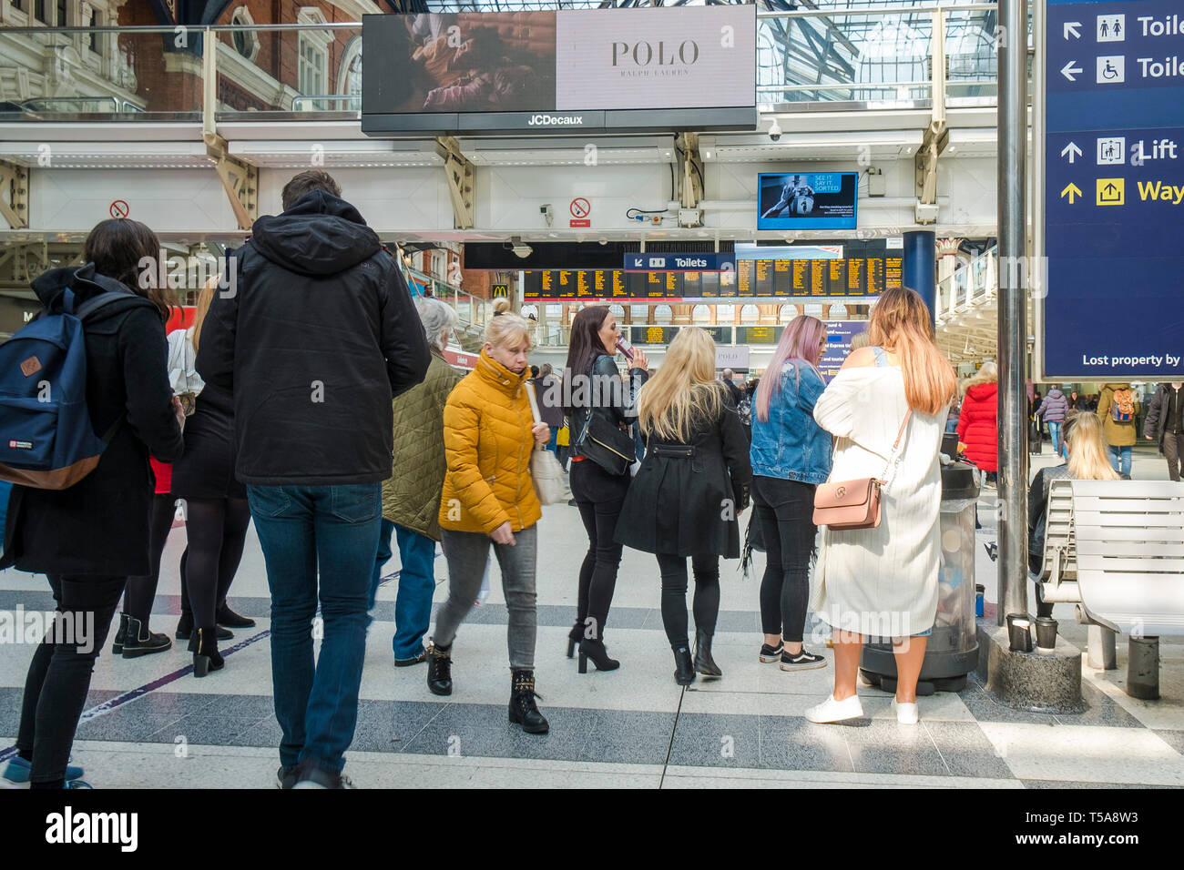 Liverpool street station concourse hi-res stock photography and images ...