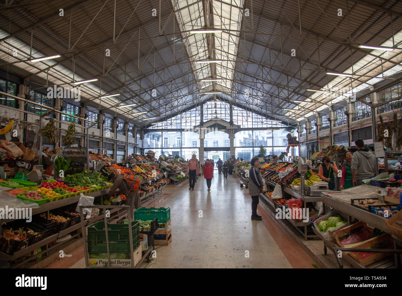 Long row of market stalls hi-res stock photography and images - Alamy
