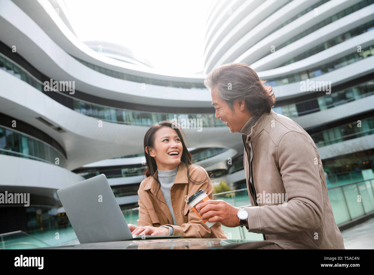 Business people use computers in the outdoor Stock Photo - Alamy