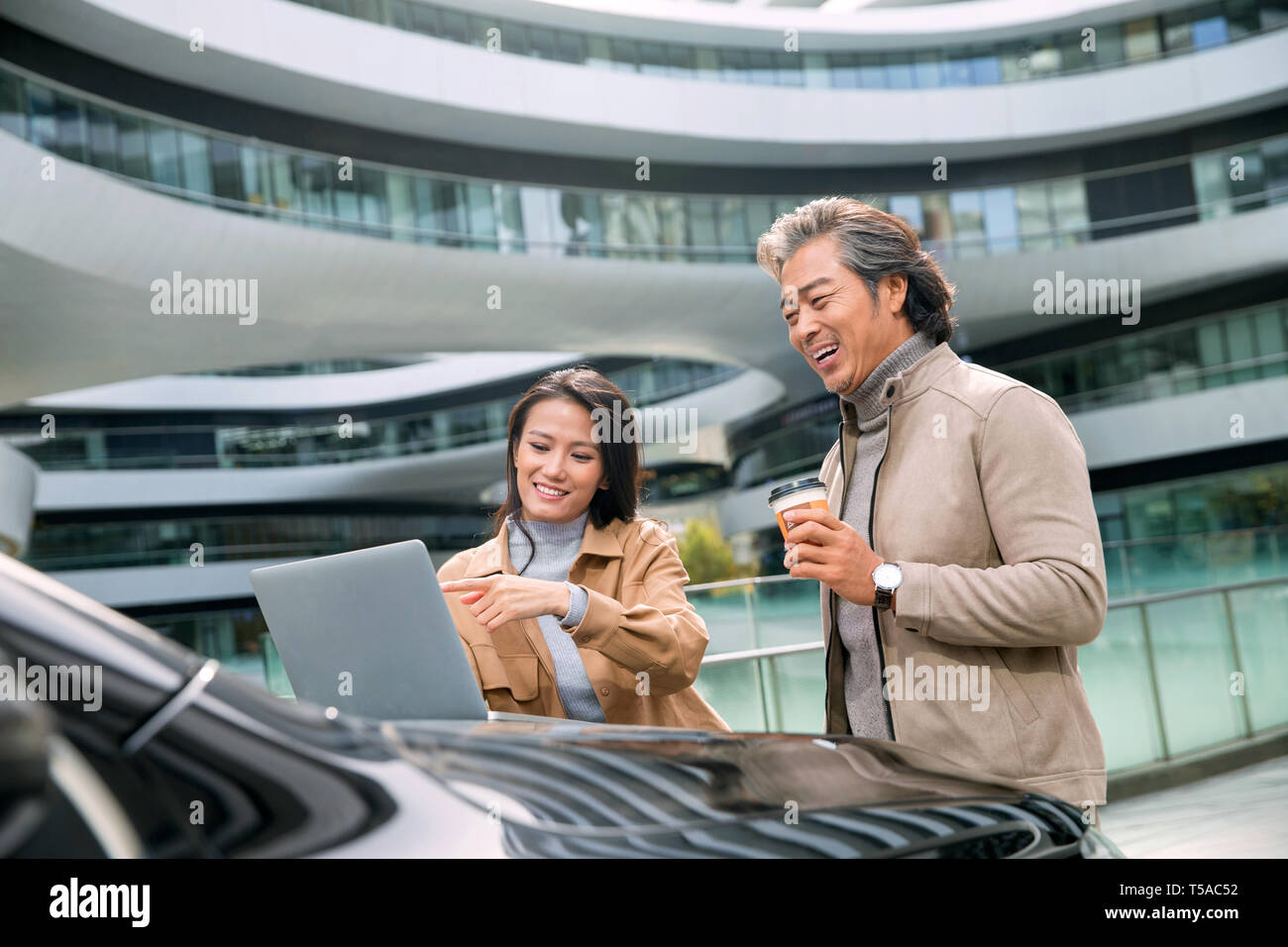 Business people use computers in the outdoor Stock Photo - Alamy