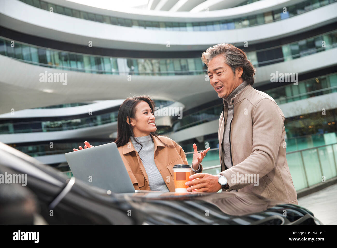 Business people use computers in the outdoor Stock Photo - Alamy
