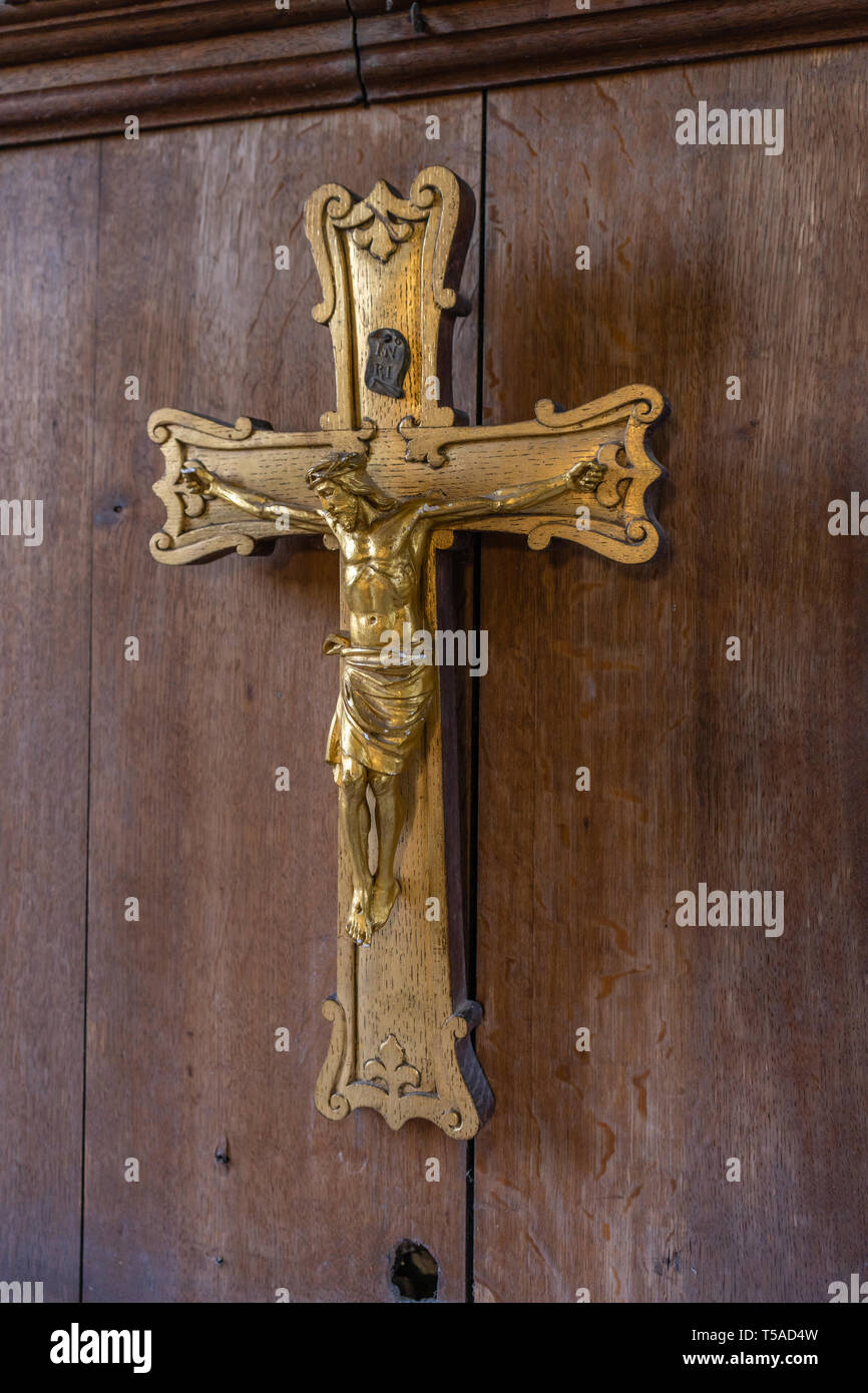Church altar jesus on cross hi-res stock photography and images - Alamy
