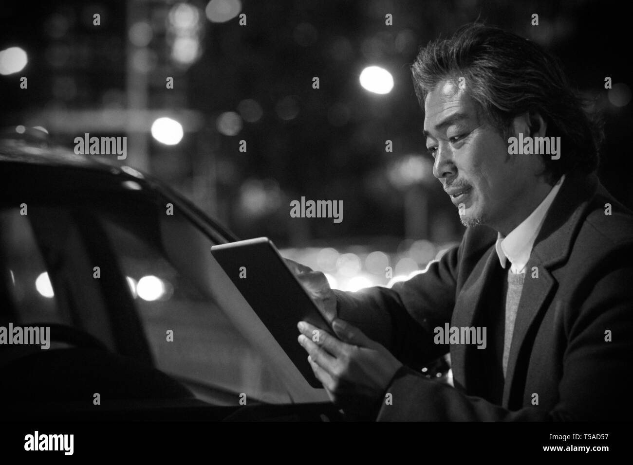 Business men to use tablet Stock Photo - Alamy