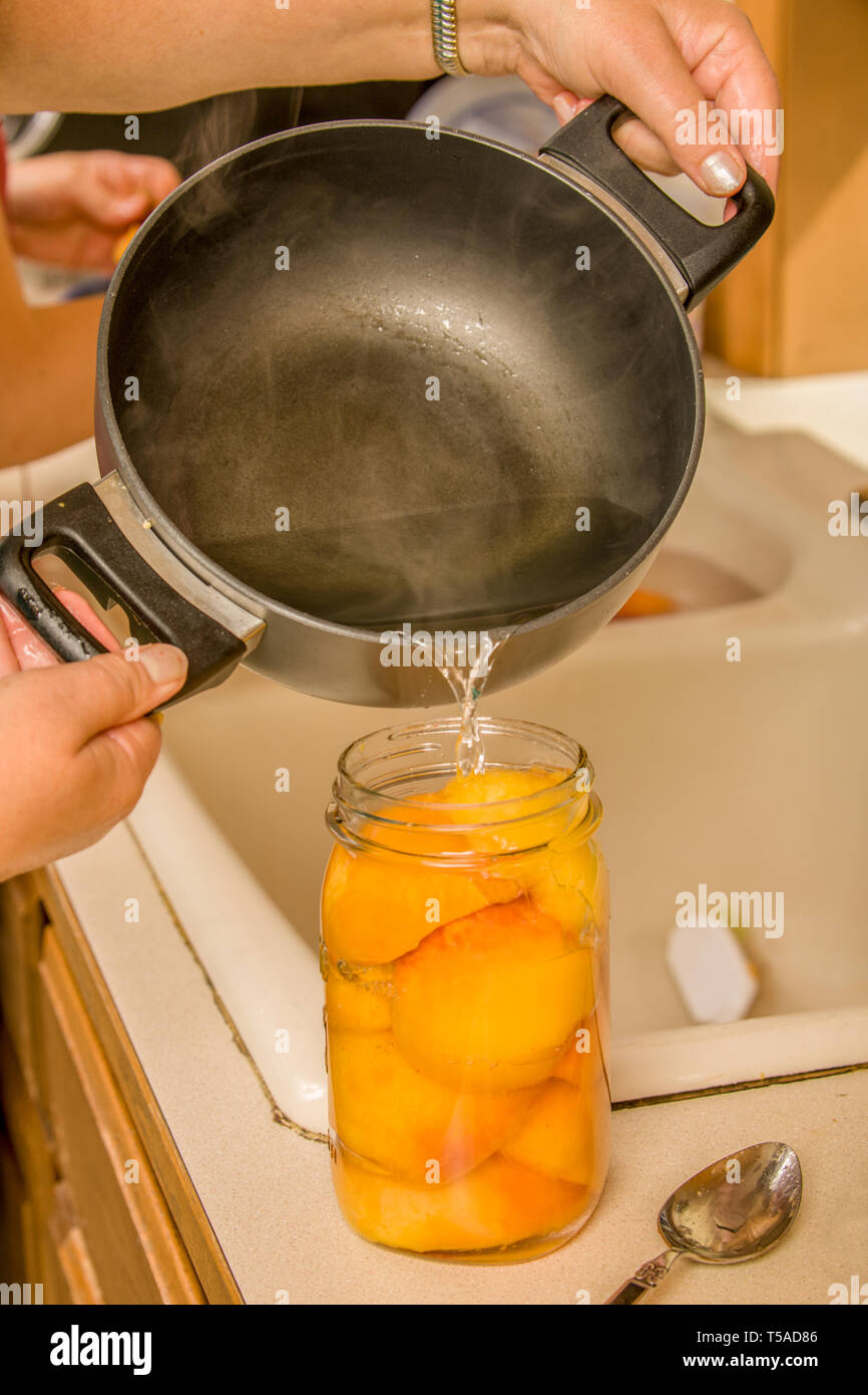 Sugar pour water hi-res stock photography and images - Alamy