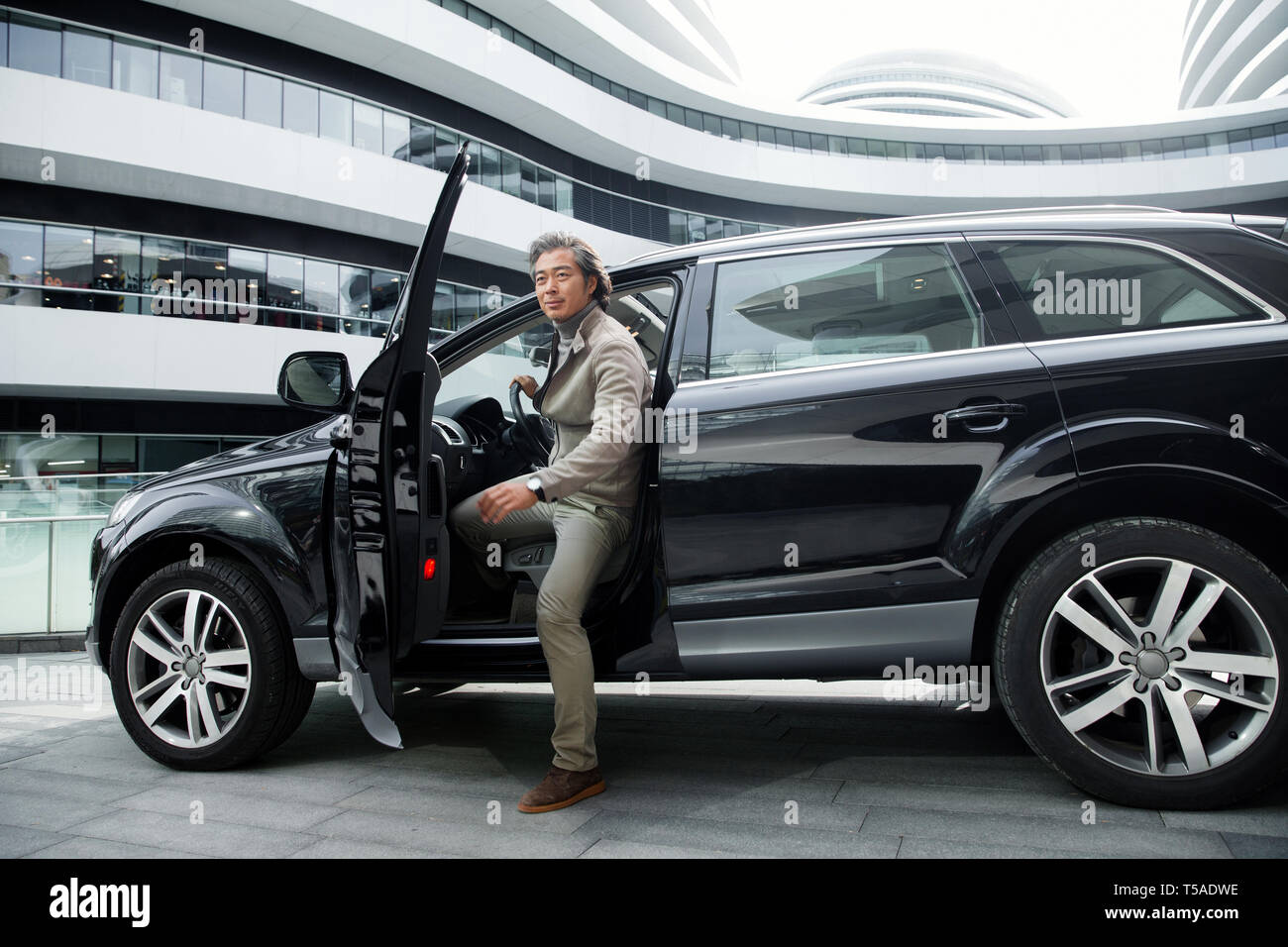 Man car door open hi-res stock photography and images - Alamy