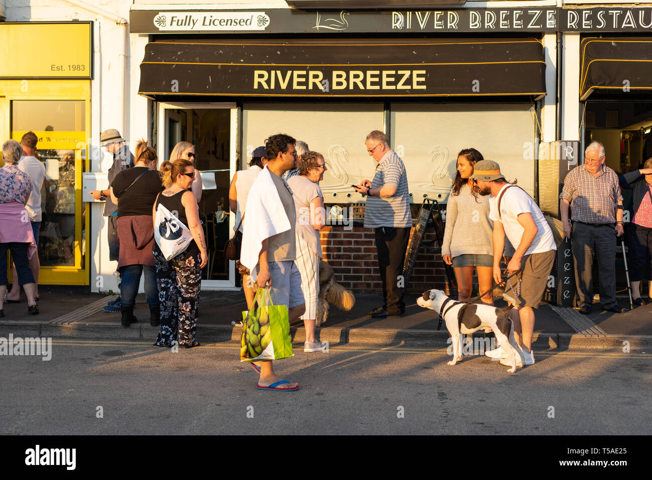 People queue fish chip shop hi-res stock photography and images - Alamy