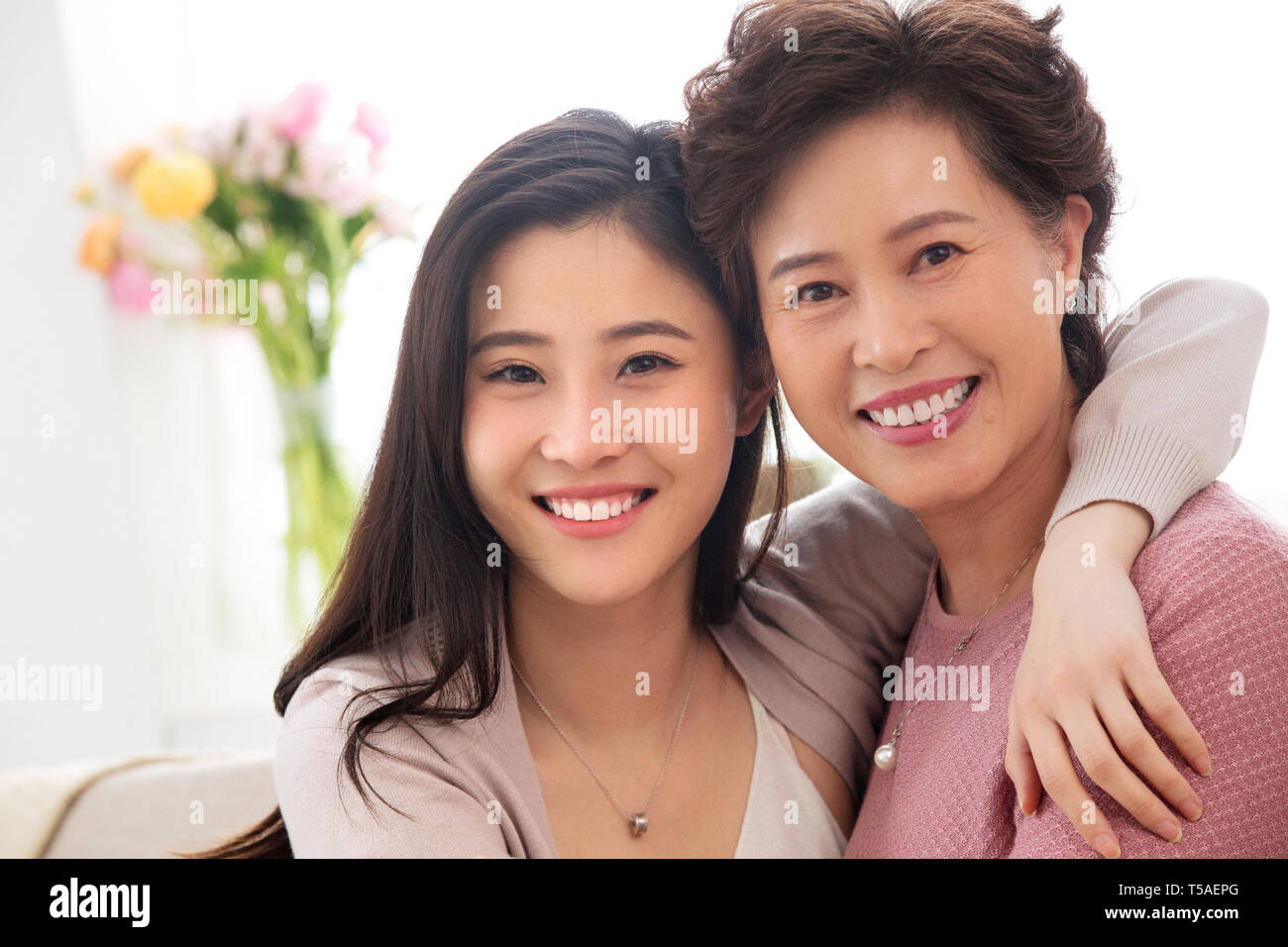 Chinese mother daughter looking hi-res stock photography and images - Alamy
