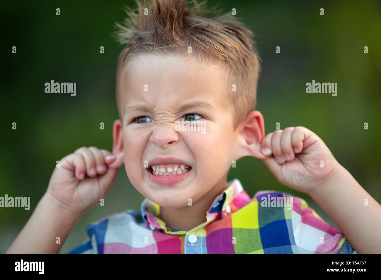 Kid grimacing hi-res stock photography and images - Alamy