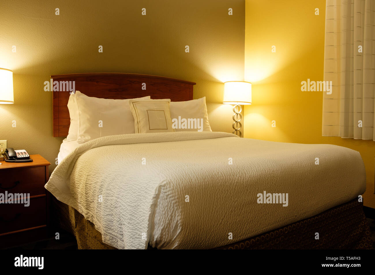 Luxury hotel room with king size bed hi-res stock photography and ...