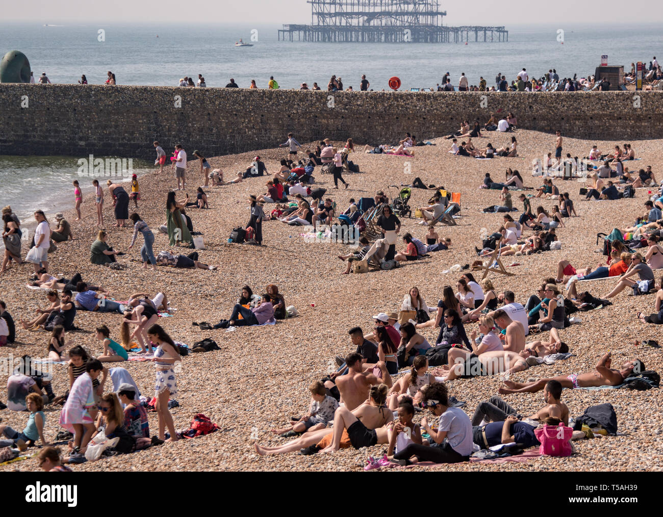 Uk bank holiday at the beach hi-res stock photography and images - Alamy
